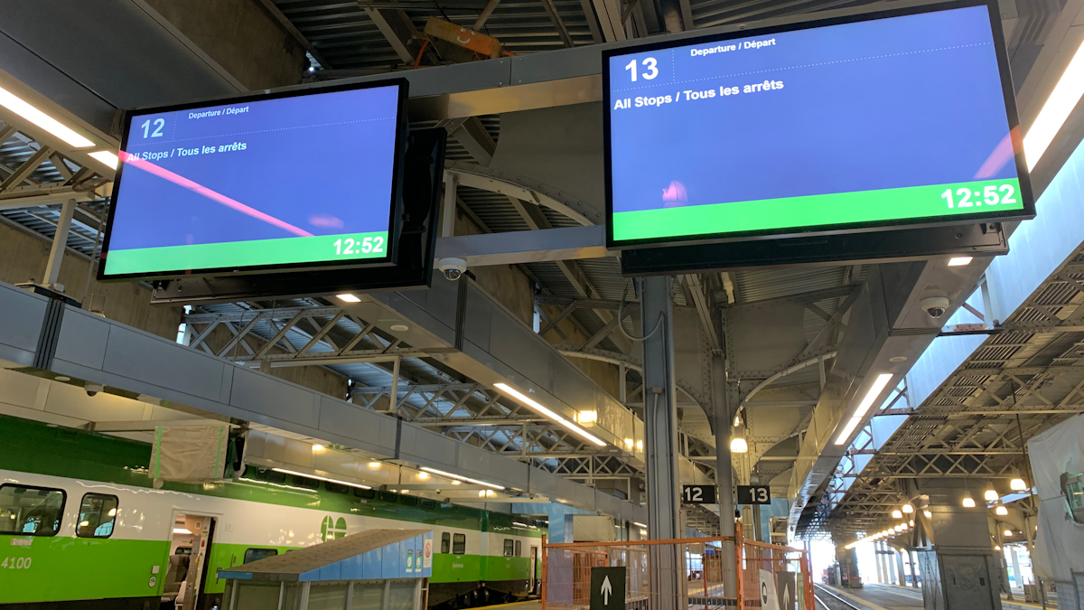Metrolinx deploys new departure screens at Union Station | Mass Transit